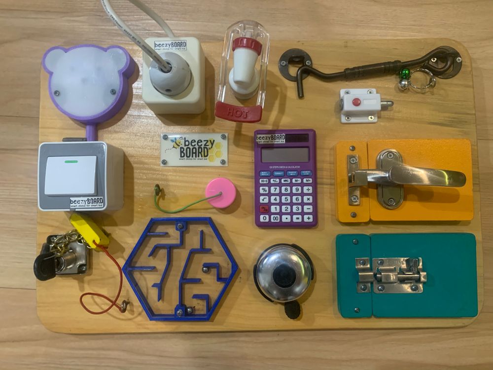 Sewa BEEZY BOARD - BUSY BOARD MEDIUM SIZE | UNA Baby Rent