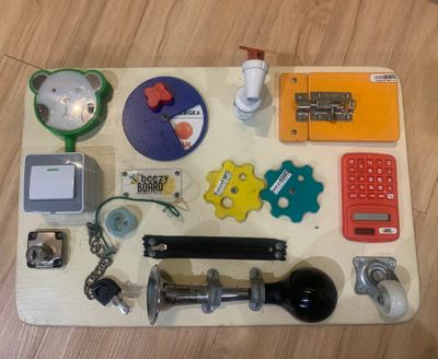 Sewa BEEZY BOARD - BUSY BOARD MEDIUM SIZE | UNA Baby Rent